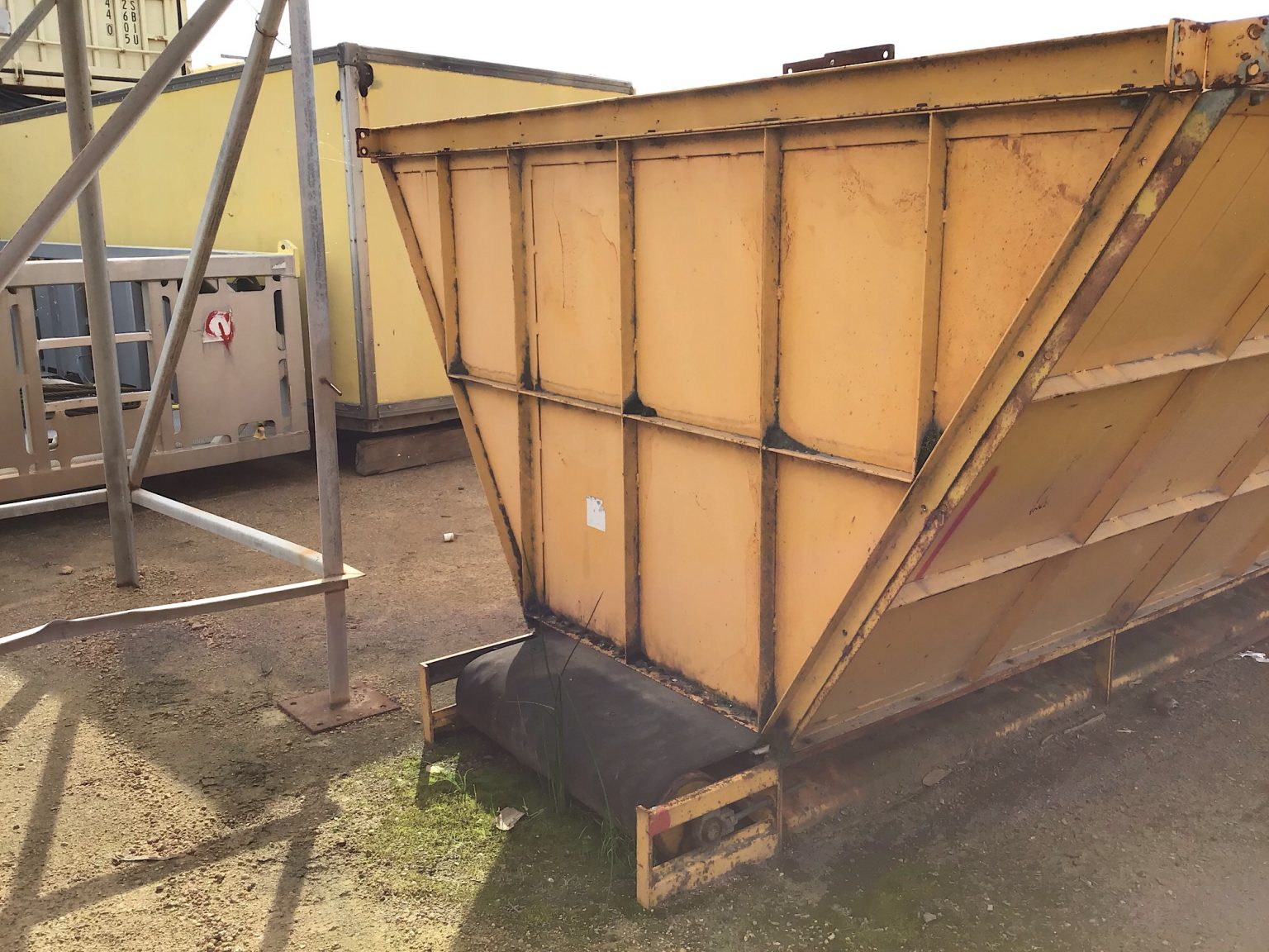 9 MTR HOPPER BIN WITH CONVEYOR BELT - Mine Graveyard